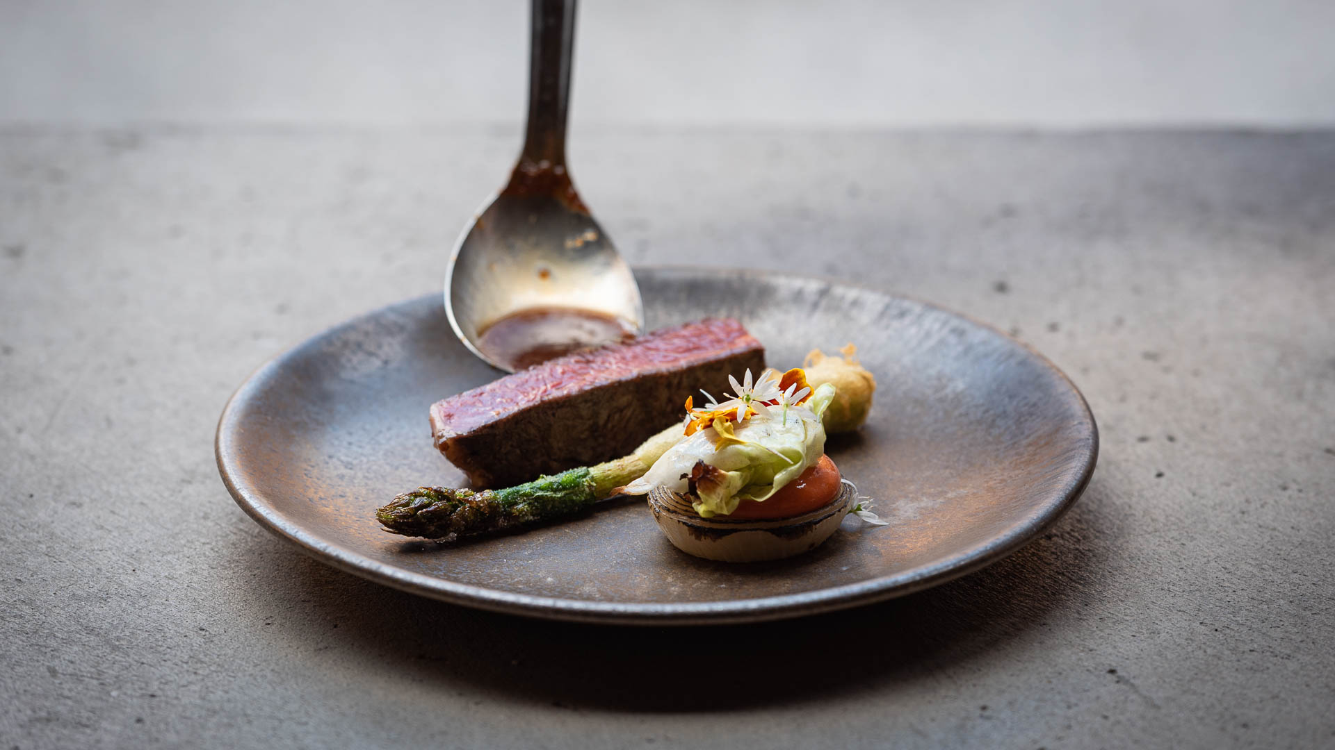 Grillad Entrecôte med bakad silverlök, tomatemulsion och löksky med ...