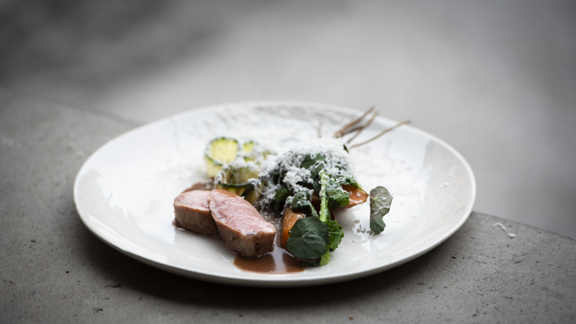 Lamm med ättiksglaserad morot, ramslökssmör, rapsskott och fårost ...