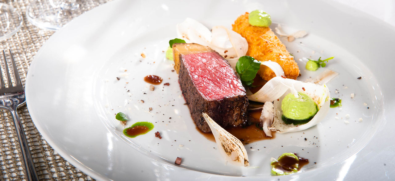 Pepparsotad oxrygg med silverlök, senapskroketter och pepparrot ...