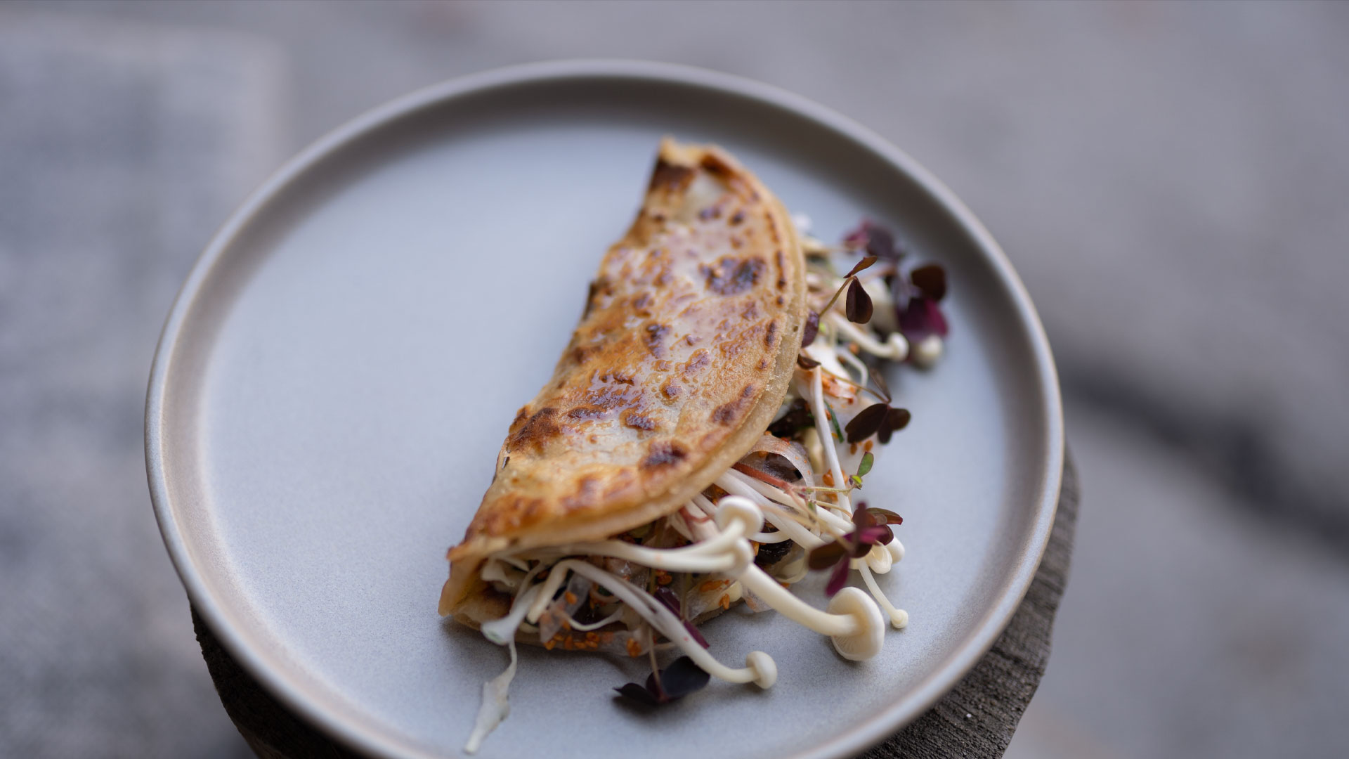 Plommonglacerad svamp med potatistunnbröd, ostemulsion och silverlök ...