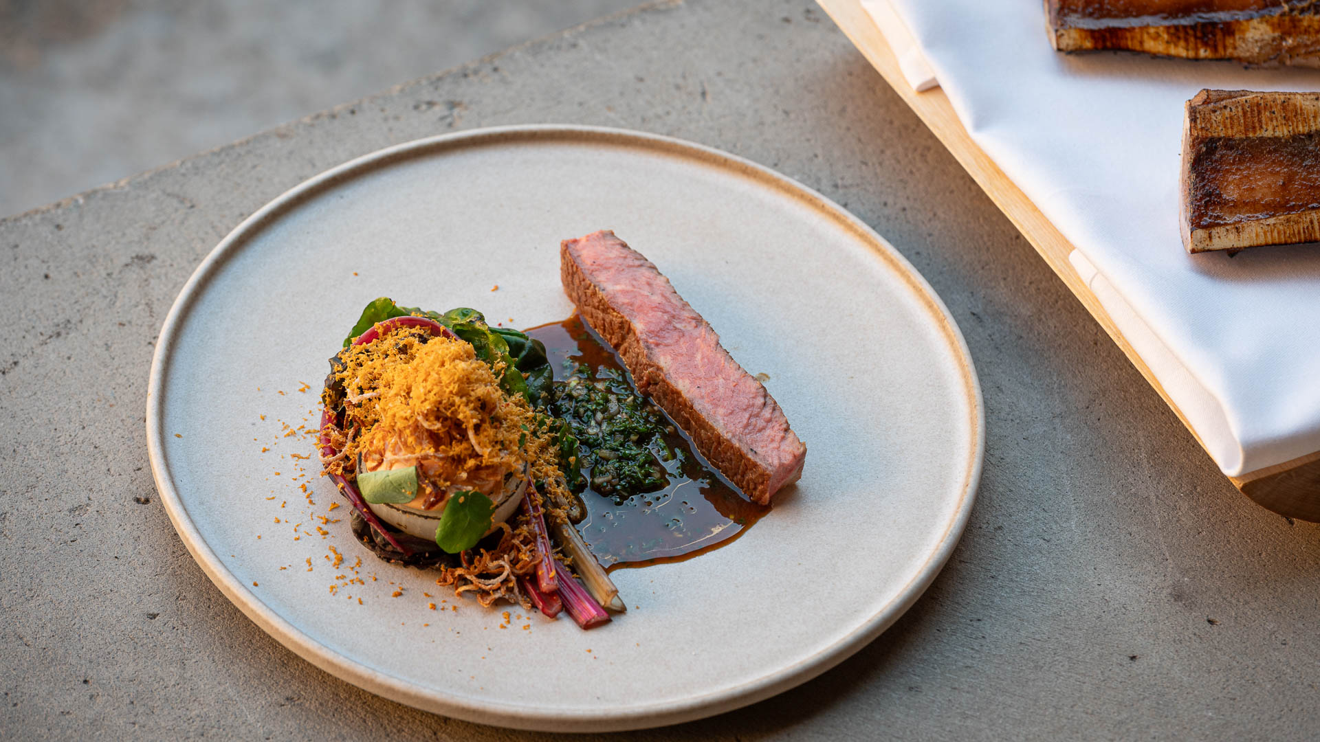 Entrecôte med bakad silverlök, tomatemulsion, krispig lök och ...